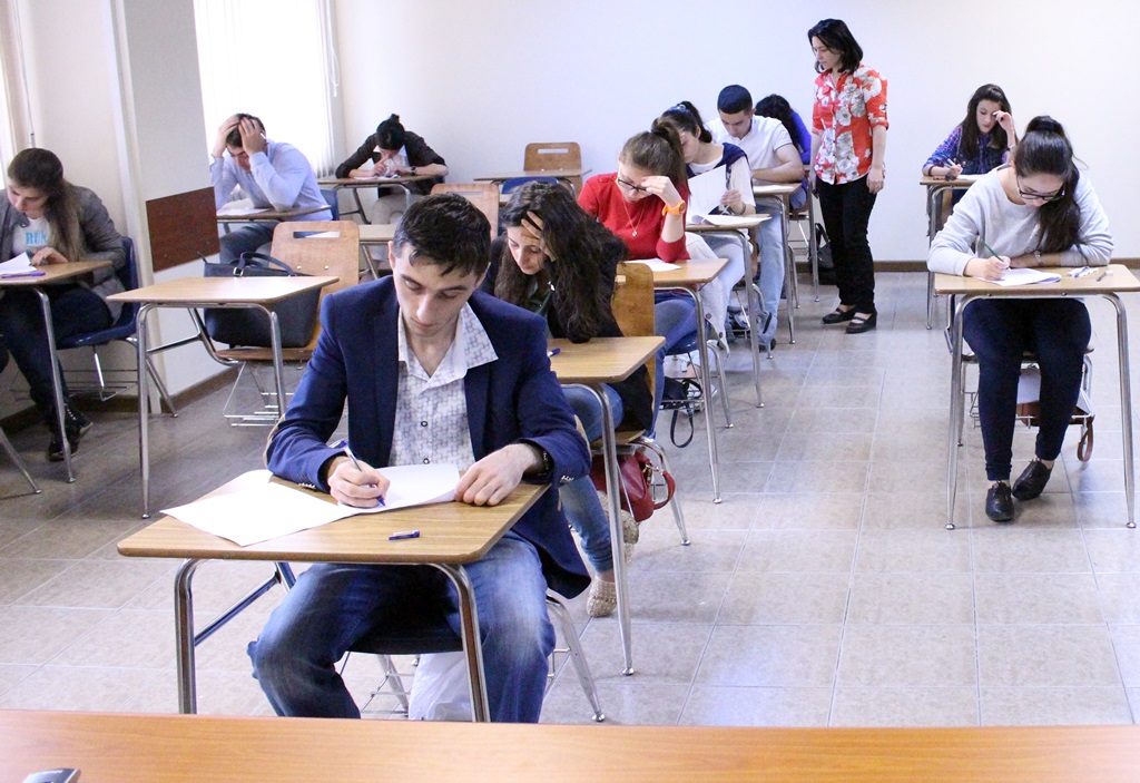 Premii de zeci de mii de lei de la Primaria Sectorului 4 pentru elevii ...